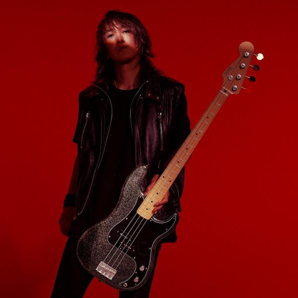 そのベーシストであるJ は長年にわたり様々なPrecisionBassを愛用してきました。その中でも入手して以降ステージやレコーディングにおいて絶大の信頼を寄せている、Fender Custom ShopのMaster Builderである...