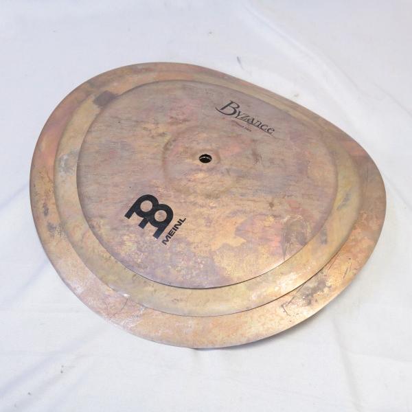 Byzance Vintage Smack Stack は3枚のB20ブロンズディスクを使用し、特徴的なサウンドを生むよう作られています。シンバルスタンドのウィングナットを調節することで、シンバル同士の重なり具合を変えることができます。きつ...