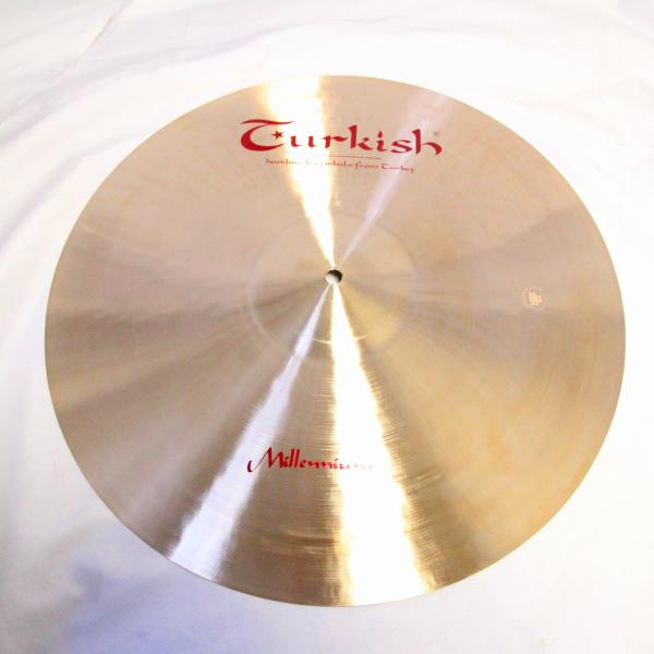 ■ターキッシュシンバルシンバルの発祥の地トルコにて、伝統のハンドハンマリング製法を守りながら1枚1枚丹念に生産されるターキッシュのシンバル。ターキッシュシンバルらしいウォームかつ豊かで深みのある響きが最大の特徴です。ミレニアムシリーズはとり...