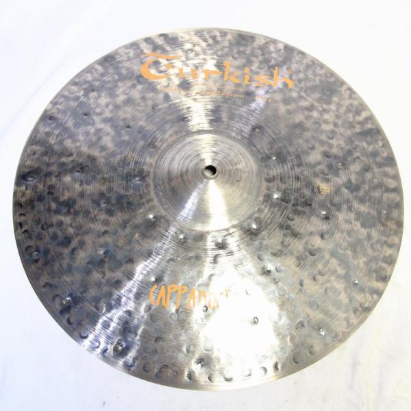■カッパドキアシリーズシンバルの聖地、トルコにて伝統の製法を用い1枚1枚ハンドメイドで生産されるターキッシュシンバル。大きく細かいハンドハンマリングと非常に深いマシンハンマリングを組み合わせ、ダークかつドライなサウンドを実現したユニークなシ...