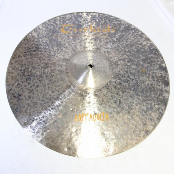 ■カッパドキアシリーズシンバルの聖地、トルコにて伝統の製法を用い1枚1枚ハンドメイドで生産されるターキッシュシンバル。大きく細かいハンドハンマリングと非常に深いマシンハンマリングを組み合わせ、ダークかつドライなサウンドを実現したユニークなシ...