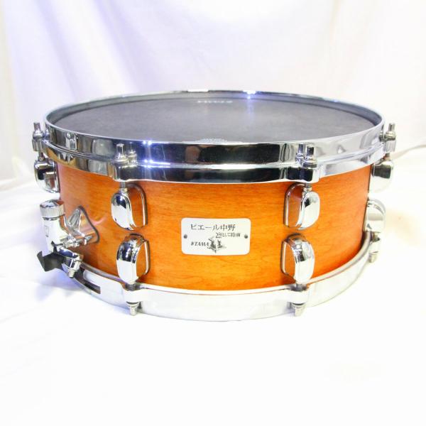 2013年発表のTAMAのハイエンドシリーズStar Drumsのスネアドラムをベースにした、ピエール中野シグネチャースネアドラムの第2弾。単板メイプルならではの明るく芯のあるシェル鳴りが特長です。ラグをシェルに固定する際、剛性を高めるため...
