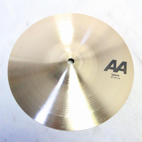 定番スプラッシュシンバル■AAシリーズブライトでラウド。キメ細かなマシンハンマリングとカーブのきついアーチタイプの形状によって明るい音色でパワフルな鳴りを発揮。あらゆるシチュエーションで存在感のある安定したサウンドを発揮。定番ベストセラーモ...