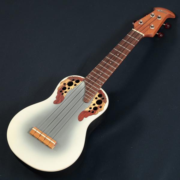 アプローズ(by Ovation)のソプラノウクレレ、UA20です。オベーションでお馴染みのグラスファイバー素材を用いたラウンドバック構造、スプルース・トップにはマルチサウンドホール・デザインを踏襲、マホガニーネックにローズ指板、ギアペグ仕...