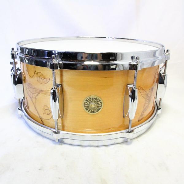 2015年に発売されたUSAカスタムのウッド・バーンド・スネアドラムは、アーティスト「Mathieu Jean」が、シェルに焼き絵の技法を用いて描いた限定です。定番の14x6.5インチ、8テンションモデルをベースに、「ハミングバード」をテー...