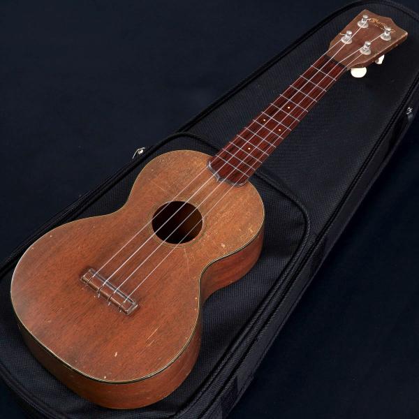 ヴィンテージ マーティンのコンサートウクレレ！1925年から1965年頃まで生産されていたマーティンのウクレレ、Style1のコンサートウクレレです。オールマホガニーボディ、マホガニーネック、ローズウッド指板/ブリッジ。誕生当初はローズウッ...