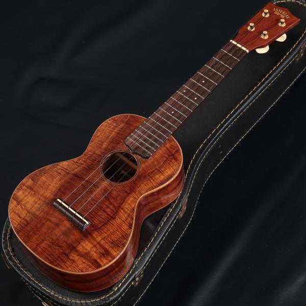 Concertサイズのウクレレ。ハワイアンコアのモデルとなります。年式相応の経年変化があり、ボディにキズがございますが比較的美品となります。トップやや歪みあり。ネック裏少しキズあり。
