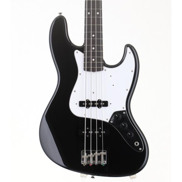 オーソドックスなスタンダード・ジャズベース。フェンダー・ジャパンのジャズベース・JB-45、2004-2006年製です。バスウッドボディ、メイプルネック、38mmナット/7.25Rのローズ指板、1Pピックガード、JJピックアップレイアウト、...