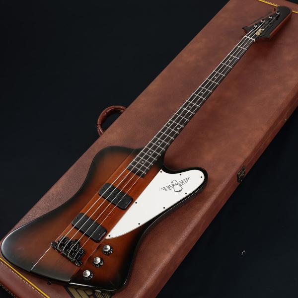 ギブソン変形ベースの代表格、カーデザイナーのレイ・ディートリッヒによるデザインが施されたギブソン・サンダーバード・IVです。マホガニー/ウォルナットの5ピース・マルチプライ・スルーネック構造＆マホガニー・ボディウイング、34インチ・スケール...