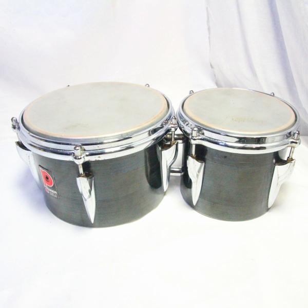 1970年製の製造と思われるプレミア製のボンゴ6インチと8インチのサイズでウッドシェルダイキャストリム装備のドラムメーカーらしい仕様のボンゴヘッドもオリジナルです。年式相応の使用感、パーツのピッツ、サビ等目立ちますが、サウンド自体は良好、ま...