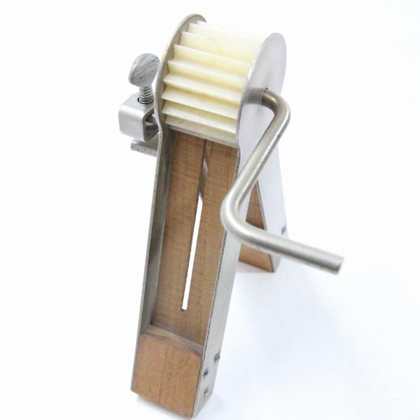 珍しいアイテムドラムキットにラチェットサウンドを追加することで、ユニークなサウンドエフェクトを生み出すアイテム。フープに取り付けられます。年式相応の使用感はあるものの、特に問題箇所なくまだまだお使いいただけます。