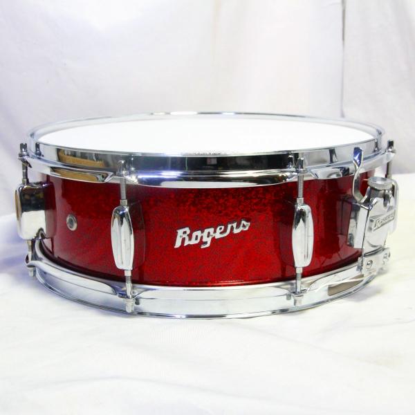 1960年代のロジャースのホリデイスネアですいわゆる「POWERTONE」と同様のスペックの「HOLYDAY」ウッドスネア。5plyのメイプル系シェルにレインフォースメントの当時のロジャースのオーソドックスな構造のシェルです。レッドスパーク...