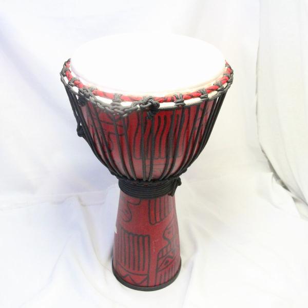 ブランド不明のジャンベ。シェルはファイバー製で軽量、ヘッドもプラスティック製となっているので、温度や湿度を受けにくいジャンベです。傷やよごれ等はございますが、まだまだお使いいただけます。サイズ:口径約24cm×高さ約45cm