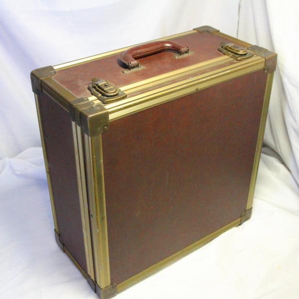 2003年に発売された村上ポンタ秀一30周年記念のスネアドラムに付属していたハードケース。深さ6.5インチまで対応しています（スナッピーガード付きのフープは対応しておりません）“ポンタ”のトレードマークのアクセサリー付きの鍵も付属致します。...