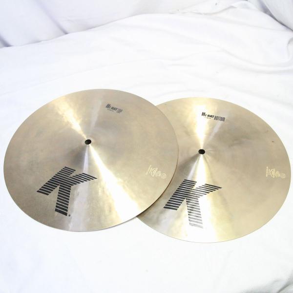 ダークで暖かみがありつつ、クリアで粒立ちの良いチック音が特徴のKジルジャンハイハット。ロックやポップス、フュージョン等の幅広いジャンルにマッチする定番の一組です！打痕や汚れ等の使用感はございますが、通常使用には問題ございません。サイズ：14インチ