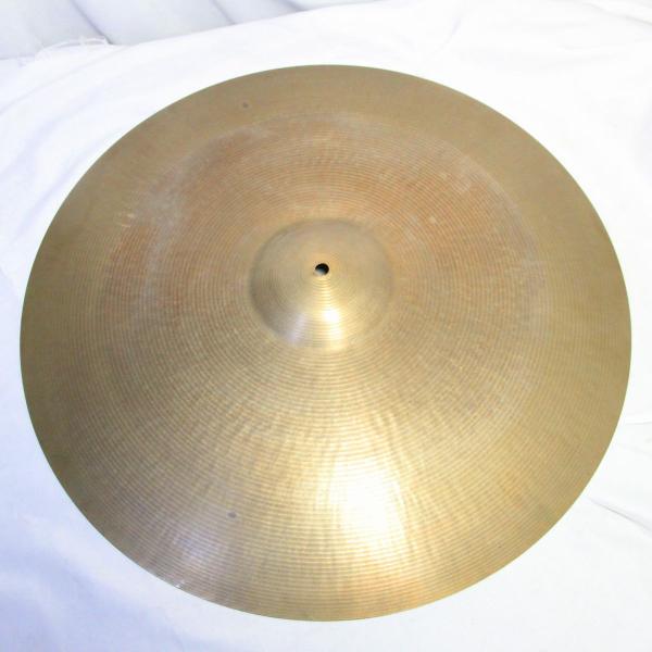 プレシリアル期のフォーミュラ602シリアルなしの60年代後期頃のモノと思われる個体です。22インチで2660g のウェイトのライドです。ハンマリングの痕跡も70年代以降と異なっているようで、サウンドも倍音が少しふくよかな印象を持っています。...