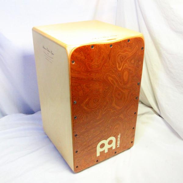 スペインの熟練したカホン職人が仕上げた、ハイエンドカホン。打面上部を丸く滑らかにカットし、手への負担を和らげる独特なデザインになっております。9プライバーチの若干厚めなボディ、計10本のワイヤーを採用することで、豊かな中低域と抜けの良いスラ...