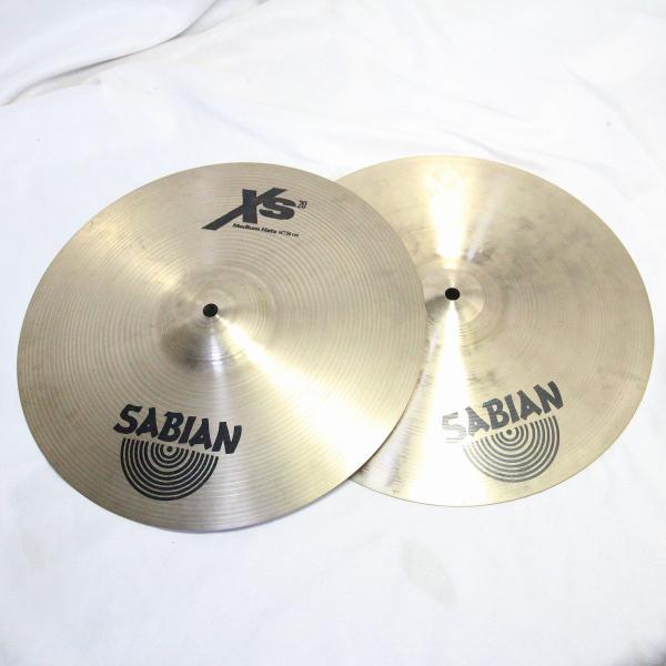 現在は廃盤となったXS20のミディアムハイハット。AAシリーズと同じB20ブロンズを採用し、同様のレイジングを施しつつも価格を抑え、コストパフォーマンスに優れたシリーズです。明るく抜けの良いサウンドで、幅広いジャンルにマッチします!傷や汚れ...