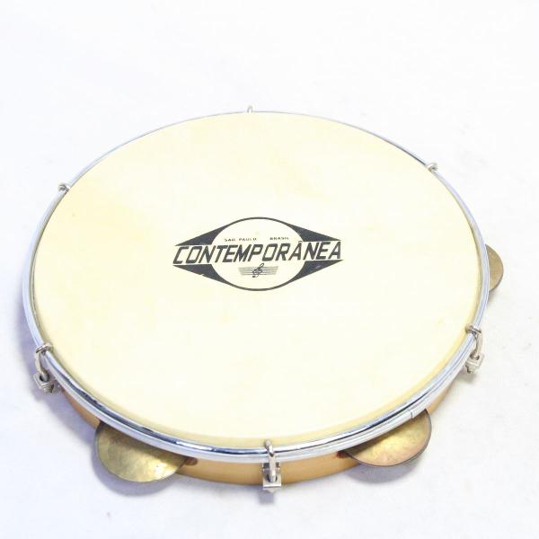 ブラジルのパーカッションメーカー、コンテンポラネアのパンディロ。ウッドシェル&amp;ジングルが5箇所に搭載されている標準的なパンディロです。傷や汚れ、ヘッドのくすみ等はございますが、使用には問題ございません。チューニングキーは欠品しており...