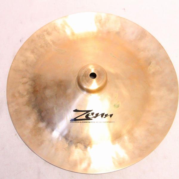中国のメーカー、ZENNのチャイナシンバル。素早いレスポンスと独特なゴングサウンドが特長となっております。打痕や汚れ等はございますが、まだまだお使い頂けます。サイズ:14インチ