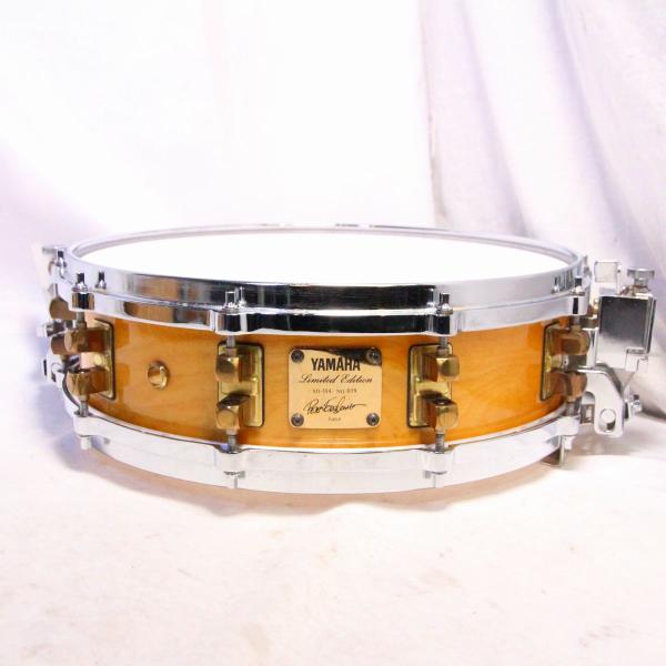 非常に貴重な初代ピーター・アースキン氏のシグネチャースネアドラム。1989年に発売された限定仕様のスネアドラム。ヤマハドラムの代名詞であるバーチシェルを深さ4インチの浅胴仕様です。アルミダイキャストフープ、全面あたりスナッピーとのマッチング...