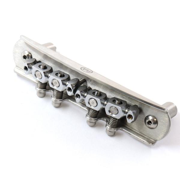 JAZZMASTER、JAGUAR、MUSTANGタイプのモデルに装着できるブリッジです。日本製モデルに合わせた交換用ポストが付属します。サドル落ちやチューニングの狂いに悩んでいらっしゃる方におすすめです。※ 日本製モデルのブリッジ穴径は製...
