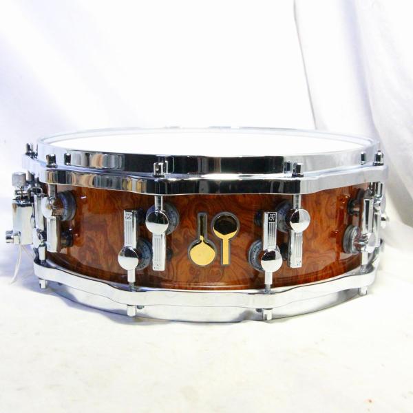 SQ2のオーダーメイドによって製作されたスネアソナーのフラッグシップ、SQ2シリーズのスネアドラム。2008年にオーダーされたもので、シェルはメイプルシンシェル。薄めのシェルは非常にハイレスポンスかつ軽やかで、どんなジャンルにもマッチします...