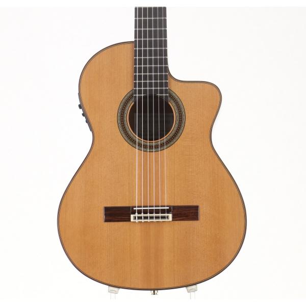 クラシックギター製作の伝統と、今を生きる職人たちの気質が溶け合う、本場スペインの薫り高きブランド「ホセ・アントニオ」。セダー単板トップ、マホガニーバック&amp;サイドのエレクトリックカッタウェイモデル。シダートップ、マホガニー・サイド&a...