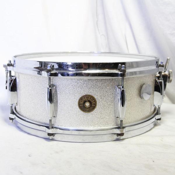 60年代の「ネームバンド」モデルです。1960年代製造のラウンドバッジの4157、NAMEBANDモデルです。14x5インチで6plyのジャスパーシェルにシルバーインテリアをまとい、8テンションのオリジナルのダイキャストフープの組み合わせの...
