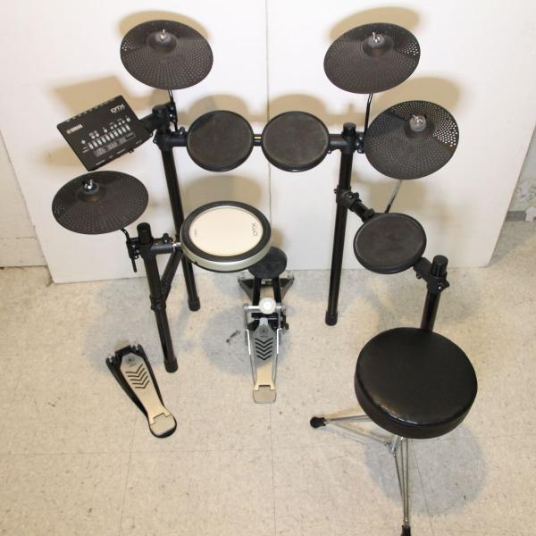 YAMAHAと某楽器店とのコラボレーションオリジナル電子ドラムセット。エントリーモデルのDTX402シリーズを基に、シリコン製のDTXパッドをスネア・ドラムに採用。ドラミングの要と言えるスネア・ドラムに、リアルな打感と静粛性の高いパッドを取...