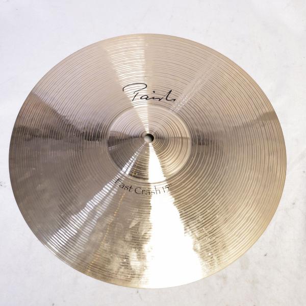 クリスタルな音色と中低域豊かなバランスに優れたThe Paiste Signature。薄めのウェイトのファストクラッシュとなっており、素早いレスポンスとキレの良いサスティーンが特徴。15インチと小ぶりなサイズのため、小口径のセットやラテン...