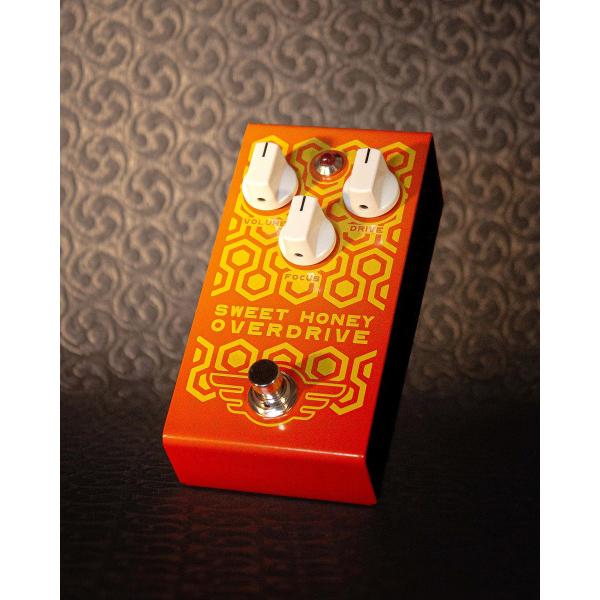 Sweet Honey Overdriveは、タッチニュアンスに敏感なローゲイン・オーバードライブペダルです。オーバードライブさせて歪ませたアンプやクリーントーンに対してダイナミックにコントロールされたライトな歪みを加えるようデザインされて...