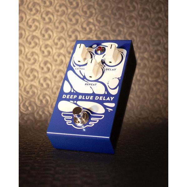 Deep Blue Delay（DBD）は、自然なサウンドのデジタル・ディレイでありながら、アナログアンプを使用したフィルタリングなしのアナログ・ダイレクトシグナルパスを備えています。シンプルで直感的なコントロールにより、DBDはヴィンテー...