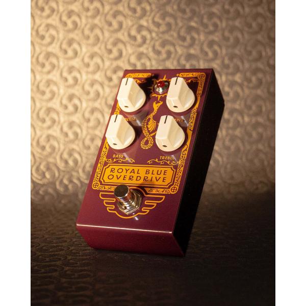Royal Blue Overdriveは、ライトなオーバードライブからディストーションまで幅広いゲインレンジを提供します。Driveノブを完全に絞れば、EQ付きブースターとしても使用可能です。透明感のあるトーンを提供するためにオーバードラ...