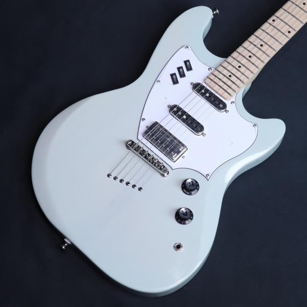 ■オフセット・アピールのビンテージ風エレキギター■ソリッド・ポプラボディ、25.5インチ・スケールのメイプル・ネック■汎用性の高いHSSフォーマットで3つのプロ用ピックアップを搭載