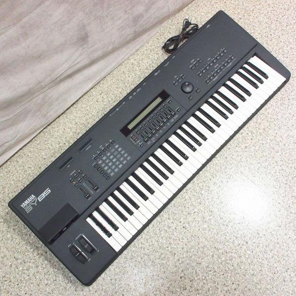 1992年に発売のヤマハ「SY85」は、コンポーズだけでなくステージングまでも エキサイティングに演出するパワフルなワークステーション。  SY99と同等のAWM2サンプリング音源を採用。244種の16bit波形データを 元にした256ボイ...