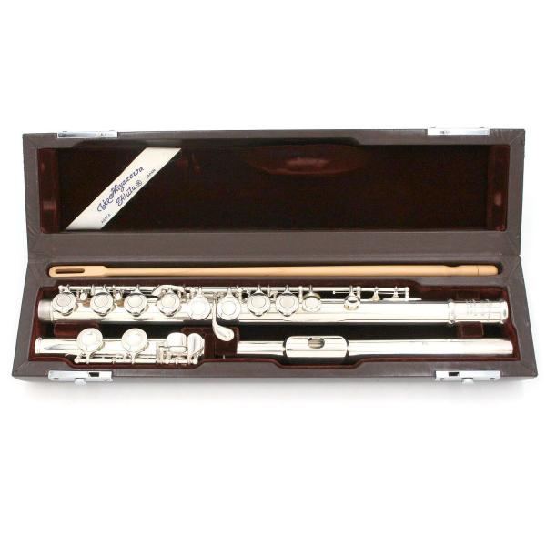 ミヤザワ フルート MS-70S リッププレート銀製シリアル番号40714 管体重量394グラム(頭部管82グラム)リッププレート銀製、その他洋銀製、銀メッキ仕上げ、Eメカニズムなしのモデル。通常使用に伴う傷や、メッキ浮き、くすみ等使用感が...