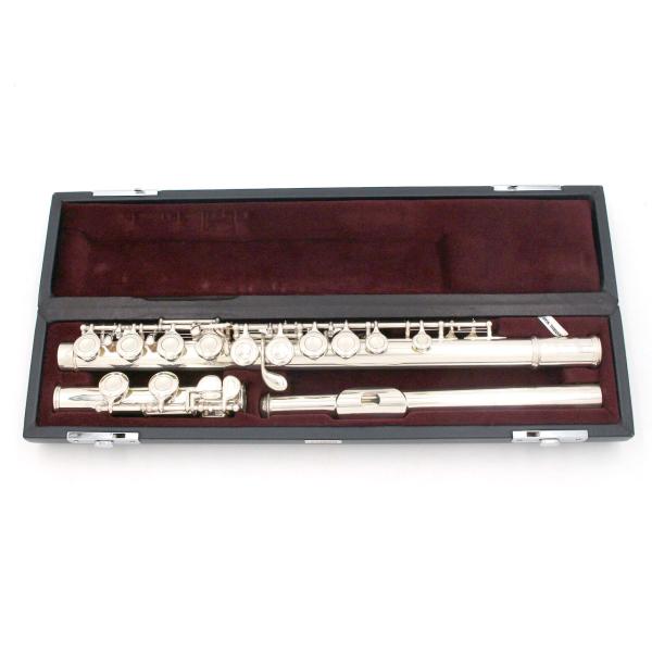 ヤマハ フルート YFL-411シリアル番号D66241 管体重量436グラム(頭部管88グラム) 管体銀製、その他洋白、洋銀製、銀メッキ仕上、Eメカニズム付の2002年から2016年に作られたモデル。複数ヶ所の凹み修正を行なっておりますが...