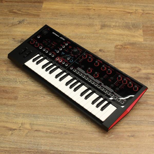 2015年発売の「JD-Xi」は、アナログ回路(サフ゛・オシレーターも装備)と"INTEGRA-7"や"JUPITER-80"同等のSuperNATURALシンセ音源を搭載したアナログ/ デジタルのクロスオーバー・シンセサイザー。   アナ...