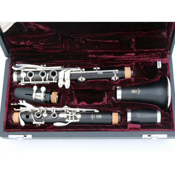 ヤマハ Bbクラリネット YCL-450木製(グラナディラ材)、銀メッキkey仕上げ、可動式サムレスト付き安定した音程と軽めの吹奏感で、初心者でも吹きやすいモデルです。上位カスタムモデル譲りの設計で、木管ならではの温かみのある柔らかな音色を...