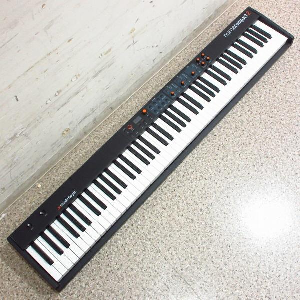 StudiologicのNuma Compact 2は、クラス最軽量とコンパクトサイズを誇る88鍵盤ステージピアノです。ステレオスピーカーを内蔵していますので、電源を入れるだけですぐに演奏が楽しめます。ドライブ、ディレイ、リバーブなど、エフ...