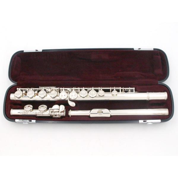 ヤマハ フルート YFL-411シリアル番号625532　管体重量436グラム（頭部管87グラム）頭部管、管体銀製、その他洋白、洋銀製、銀メッキ仕上、Eメカニズム付の2002年から2016年に作られたモデル。現行のYFL-412と同グレード...