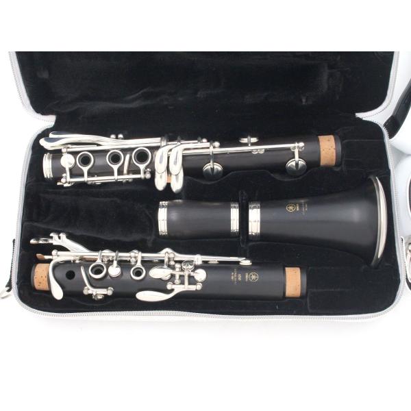 ヤマハ Bbクラリネット YCL-450シリアル番号311939 管体重量754グラム木製(グラナディラ材)、銀メッキkey仕上、可動式サムレスト付きのモデル。金ロゴの擦れや細かな傷、メッキのくすみや錆などの使用感が点在していますが、全ての...