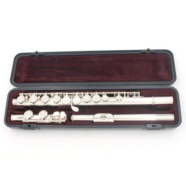 ヤマハ　フルート　YFL-221シリアル番号943397　管体重量413グラム（頭部管80グラム）白銅、銀メッキ仕上の2002年から2016年製造のモデル。Eメカは装備されていません。しっかりとした作りで吹きやすく音程も取りやすいヤマハスチ...