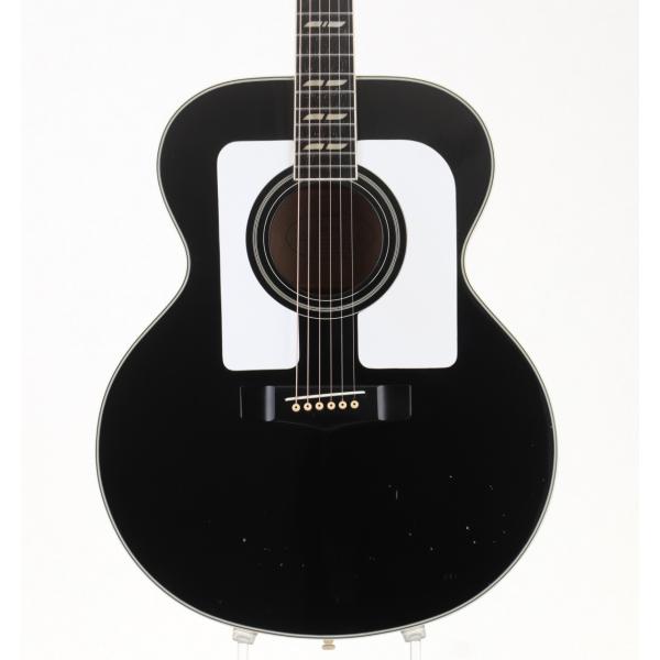 ヤマハのカントリージャンボボディアコースティックギター。トップはスプルース、サイド＆バックはバーチ、ネックはマホガニー。フレット擦り合わせとバリ取りを行っております。ヘッドに打痕と塗装剥がれが有り、指板にて凹みを伴うキズが見られ、ピックガー...