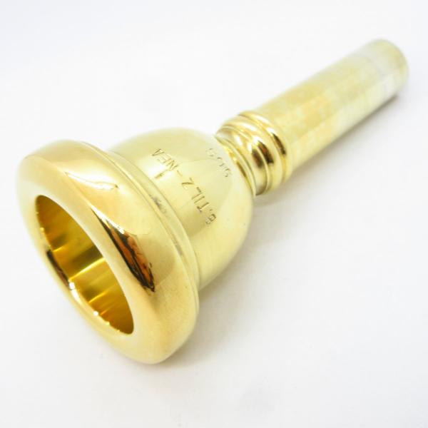 デニスウィック トロンボーン用マウスピース 太管 ネアモデル 金メッキ仕上げ細かな傷やくすみなどの使用感はありますが、目立ったダメージは見られません。【カップ内径】25.5ｍｍ【カップ深さ】やや深い【ボア径】6.8ｍｍ※展示により、変色が見...