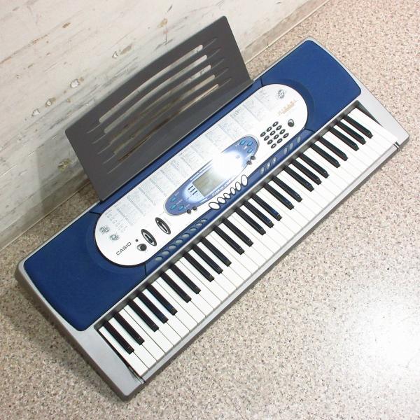 鍵盤の光に合わせて、曲の演奏をすることができる、3ステップレッスン機能を搭載した、CASIOの61鍵盤キーボード♪5色のバックライトを備えた大型液晶画面に、鍵盤を押さえるための指使いや、五線譜などを表示し、キーボードの演奏の手助けをします。...