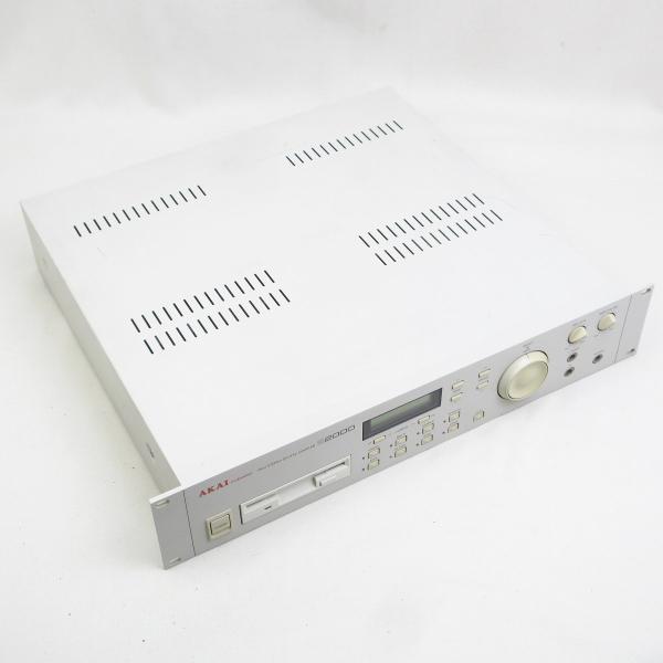 1995年に発売されたアカイ「S2000」は、プロフェッショナル向けでユーザー拡張可能な16bitスタジオサンプラー。メモリーは2MBのサンプルメモリが搭載されており、最大32MBまで拡張可能。サンプリング仕様は、ステレオまたはモノラルで2...