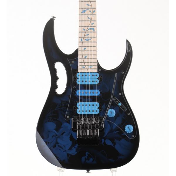 ボディトップ、指板、ヘッドストックまでをブルーのボタニカルデザインでコーディネートしたスティーヴ・ヴァイ氏シグネチャーモデル。ボディはバスウッドでモンキーグリップを装備、ネックはメイプルでウォルナットを挟み込む5pc構造でWizardシェイ...