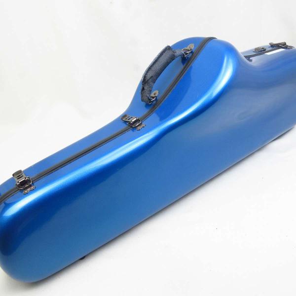 グラスファイバーをケース素材に用いた流線型のスリムなデザインのテナーサックス用ケースです。重量約2.4kgと軽量かつコンパクトで、付属のストラップでリュックタイプにもなり、持ち運びに便利です。小さいですが小物が入るスペースもあり、マウスピー...